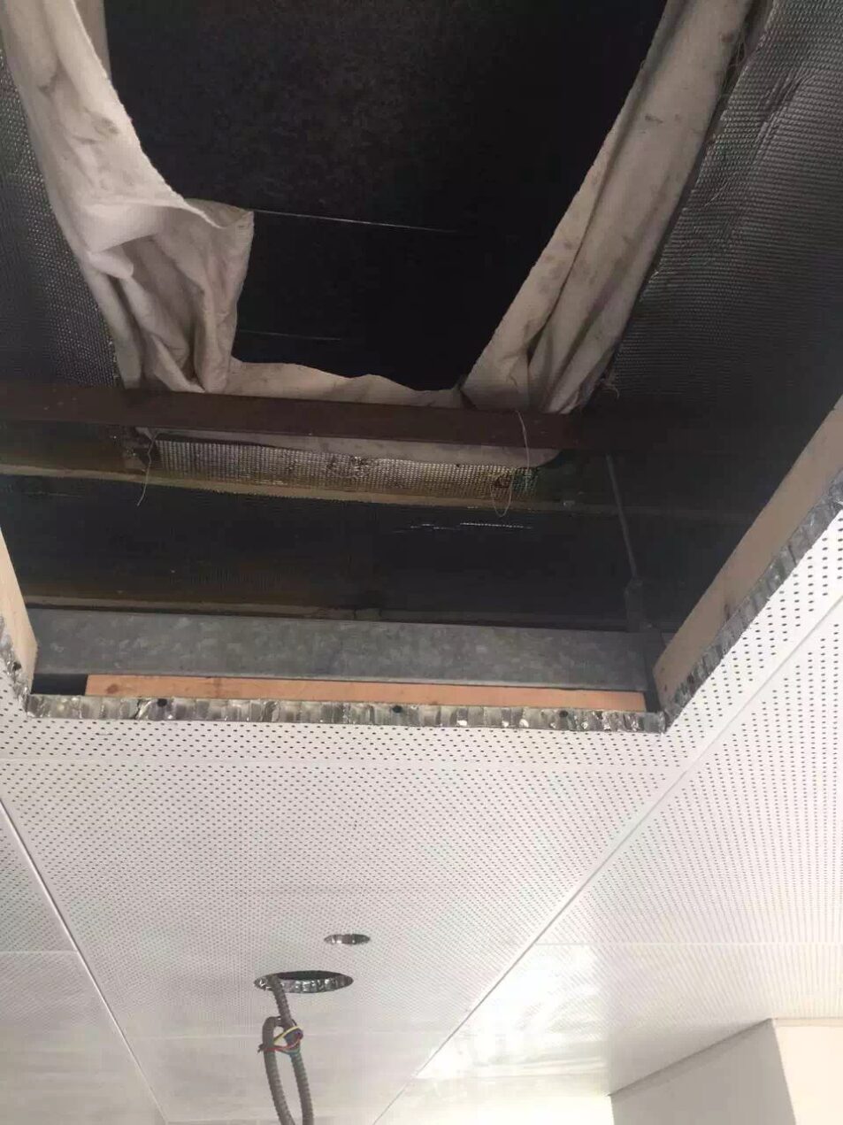 Installation of aluminium honeycomb panel ceiling – Alco International ...