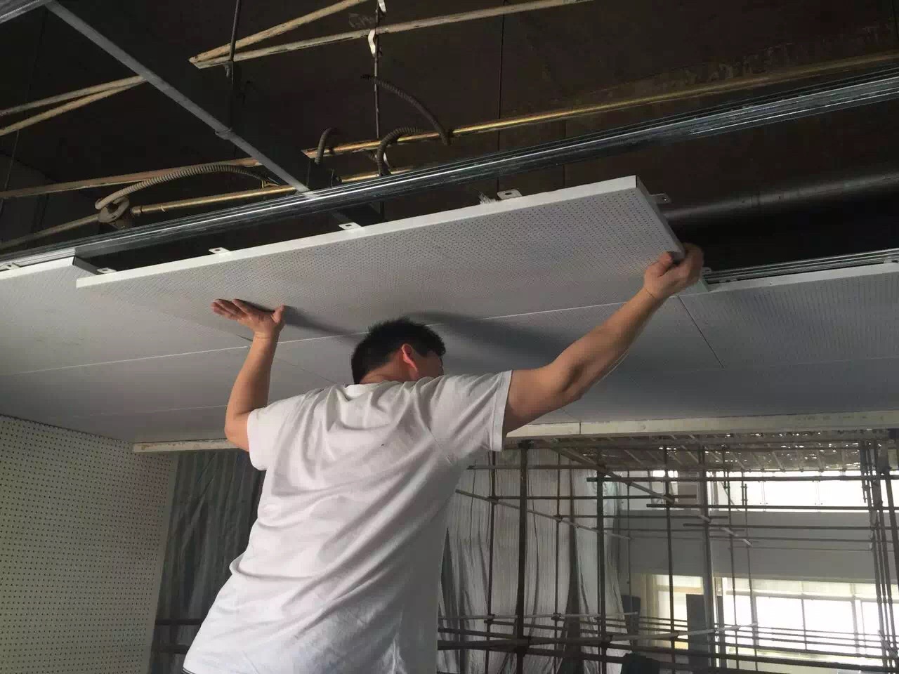 Installation of aluminium honeycomb panel ceiling – Alco International ...